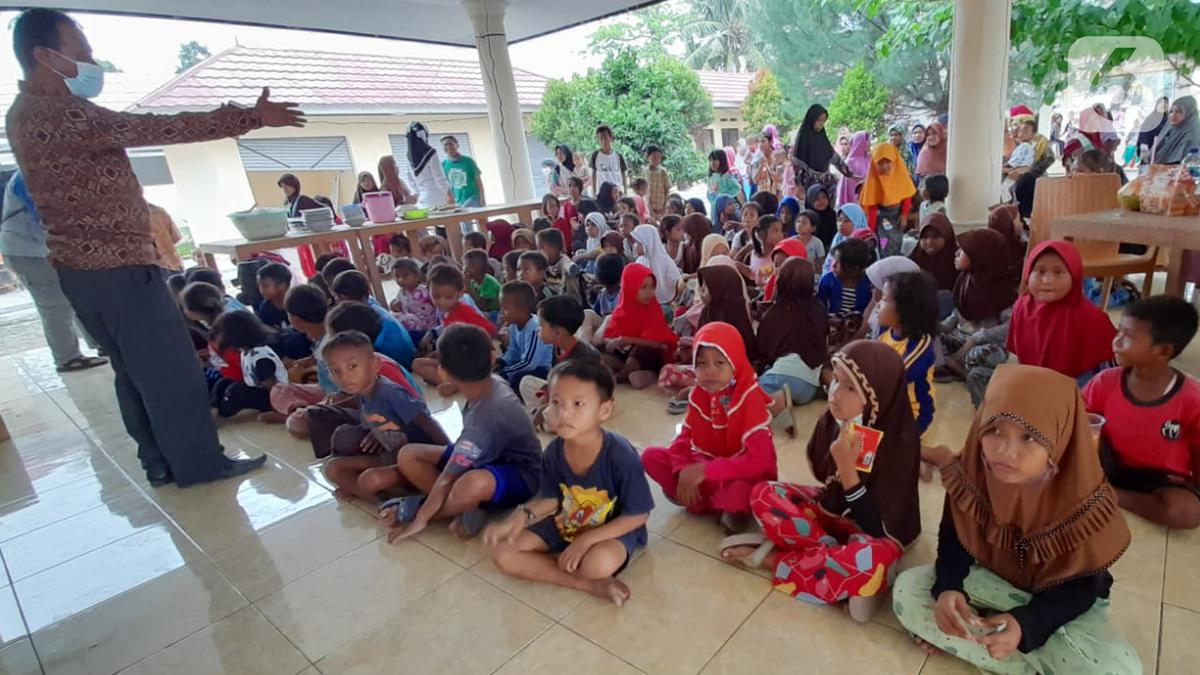 FOTO: Aksi Sosial JMI dan IFG Bantu Anak Nelayan - Foto Liputan6.com