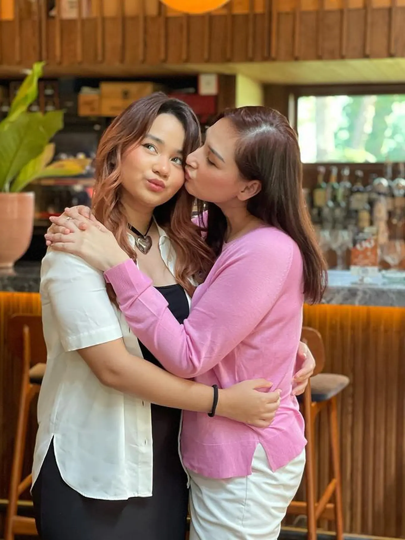 Uniknya Keluarga Mona Ratuliu, Anak Mau 'Ngekos' Lakukan Presentasi ...