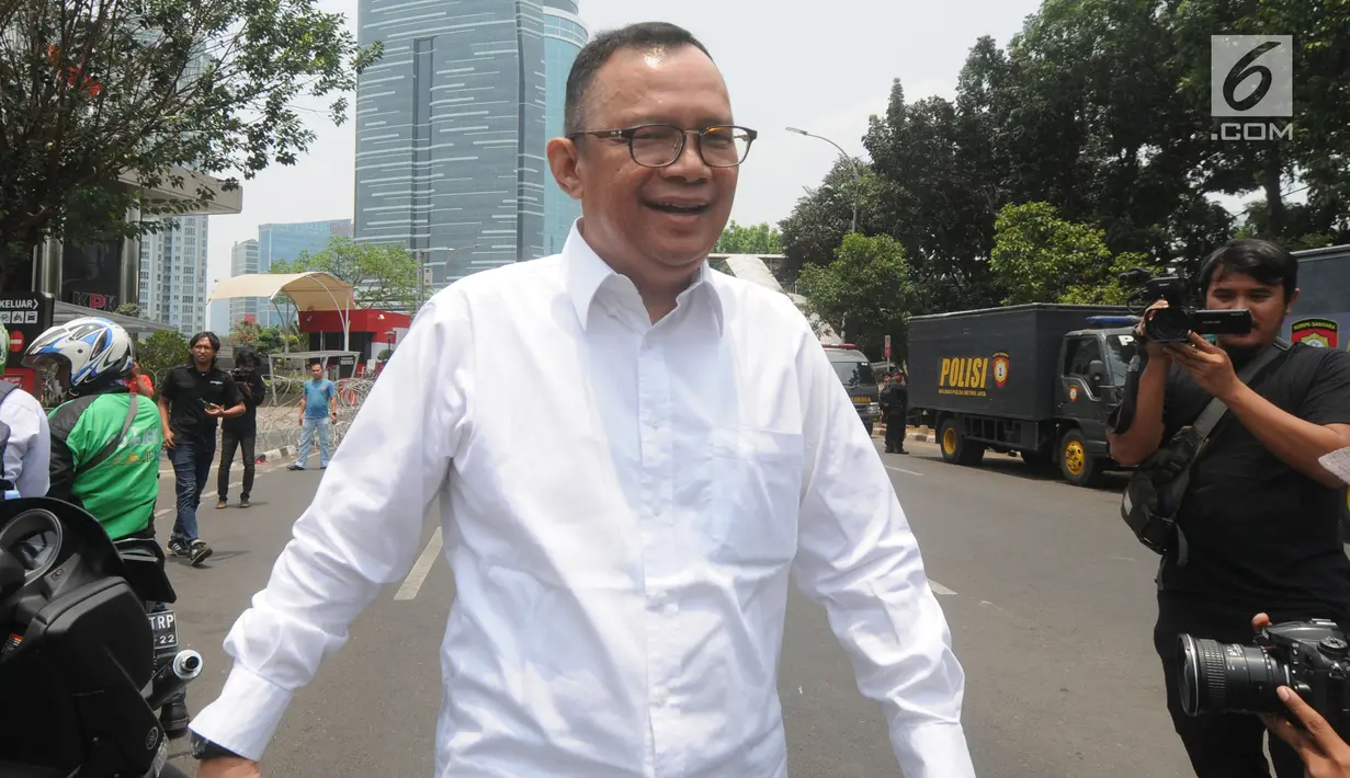 FOTO: Ekspresi Mantan Sesmenpora Alfitra Salamm Usai Diperiksa KPK ...