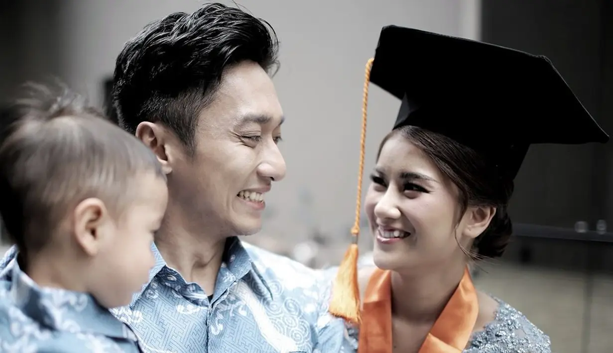 Potret Wisuda Artis FTV Ina Marika, Raih Gelar Sarjana ketika Sudah Jadi Ibu - Foto Liputan6.com
