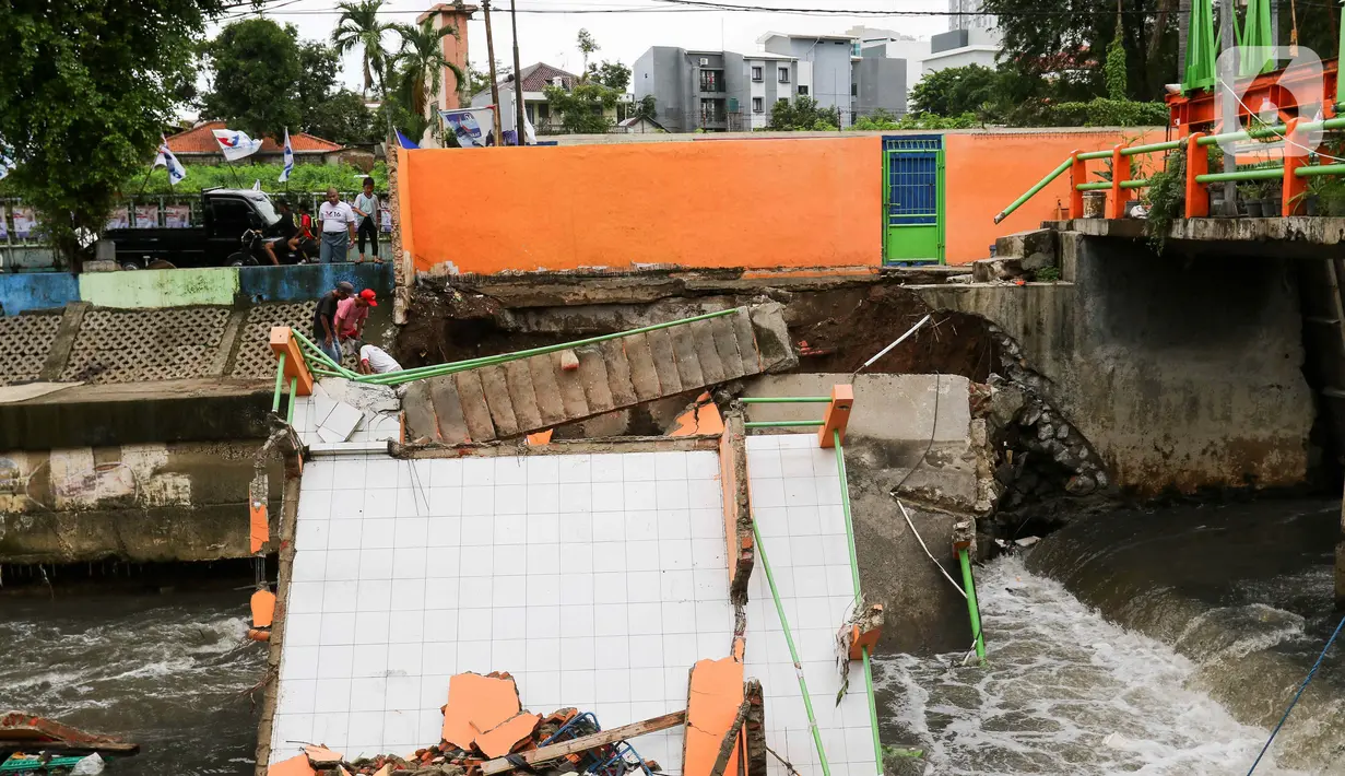 Kondisi Pos Pantau Palmerah yang Roboh Akibat Tergerus Aliran Air Kali ...