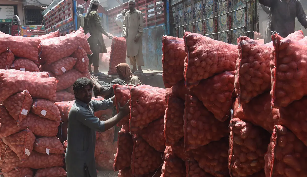 FOTO: Potret Buruh Gendong Pasar di Pakistan - Foto Liputan6.com
