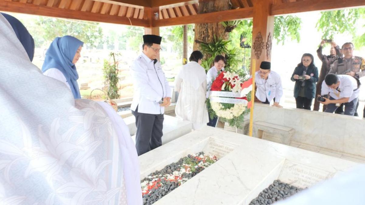 Peringati Hari Kesehatan Nasional ke-59, Kemenkes Lakukan Tabur Bunga ...