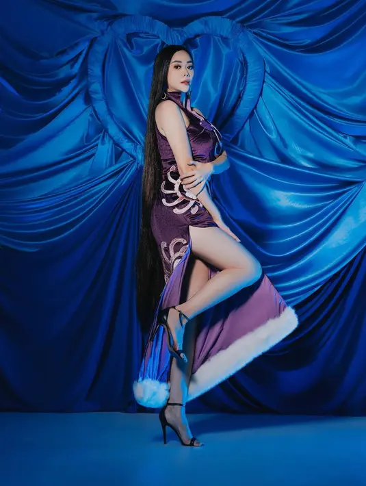 6 Potret Outfit Unik Aura Kasih Rayakan Imlek, Cosplay Jadi Karakter ...