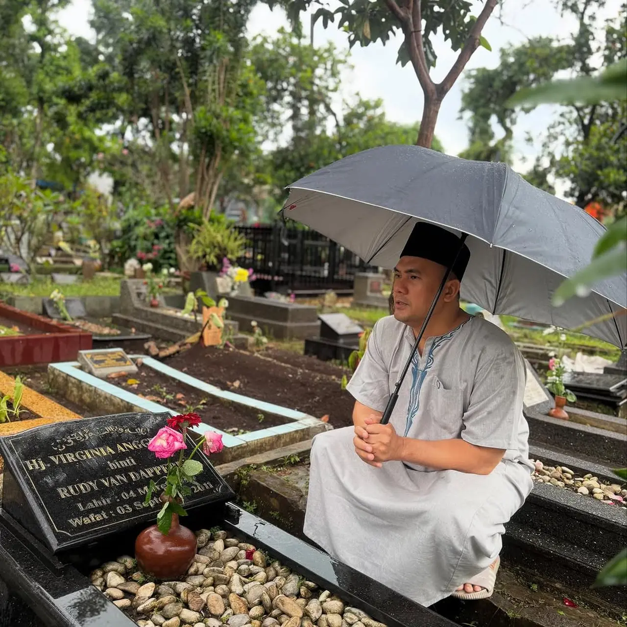 6 Potret Saipul Jamil Ziarah ke Makam Virginia Anggraeni, 14 Tahun ...
