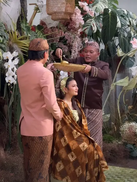 Berbalut Adat Sunda, Mahalini Raharja Pancarkan Aura Keibuan di Tasyakuran 7 Bulan Kehamilan ...