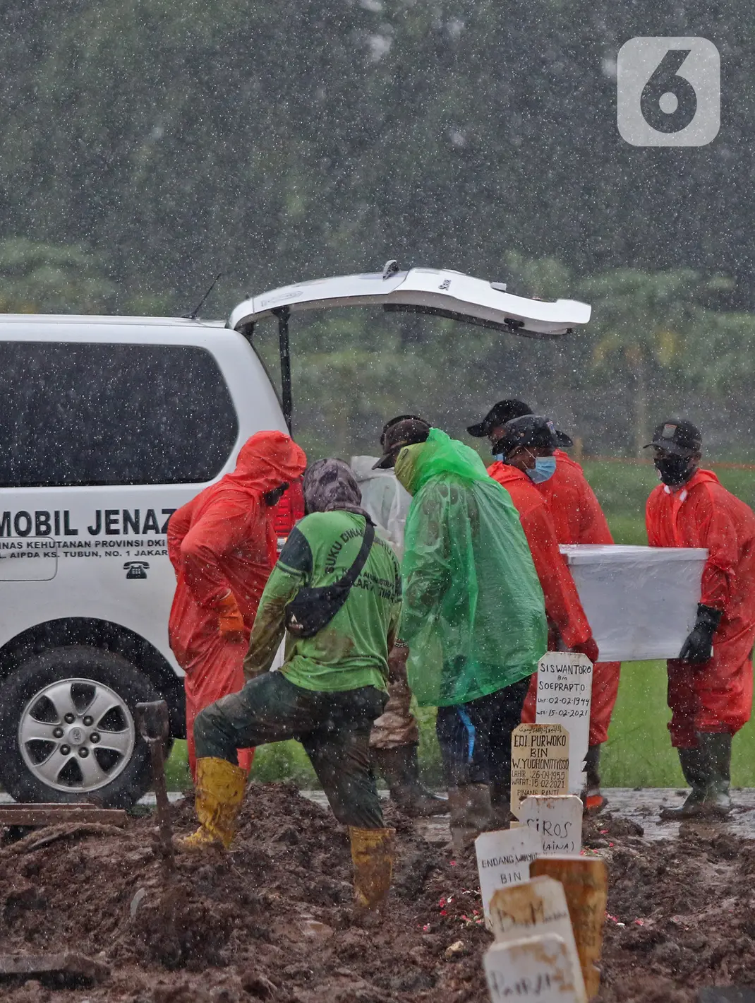 FOTO: Pemangkasan Ukuran Makam Jenazah COVID-19 di TPU Bambu Apus ...