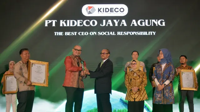 Kideco Jaya Agung Terima Trofi Tertinggi Indonesia CSR Awards dan ISDA 2023 - Regional Liputan6.com