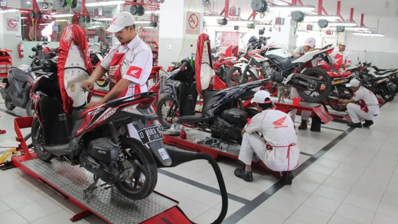 Mau Servis Motor Mending Lihat Kilometer atau Jangka Waktu? Begini yang ...
