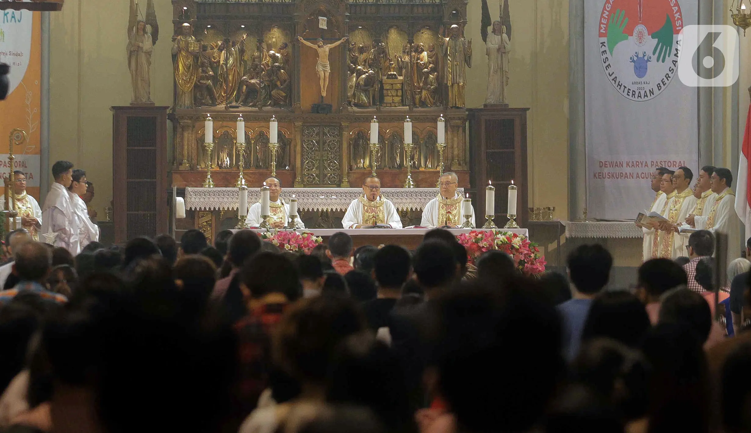 Khidmat Misa Natal di Gereja Katedral Jakarta - Foto Liputan6.com