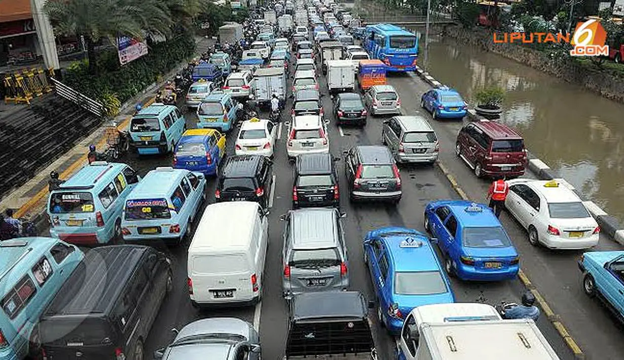 [FOTO] Harmoni Hingga Lampu Merah Kota Macet Total - Foto Liputan6.com