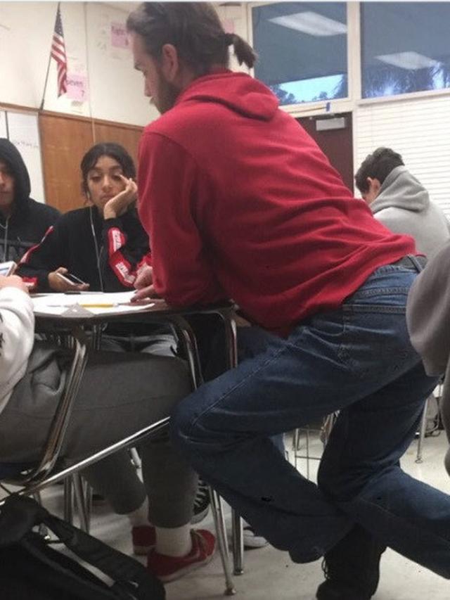 7 Pose Kocak Guru Saat Mengajar di Kelas, Bikin Enggak Konsen