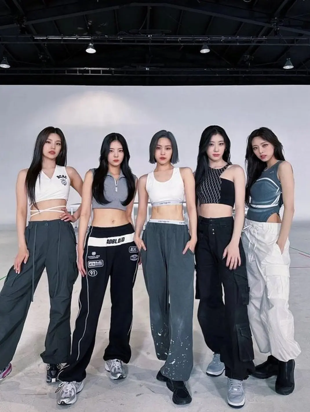 6 Potret Tampilan Terbaru ITZY, Gaya Rambut, Makeup, hingga Pakaian ...