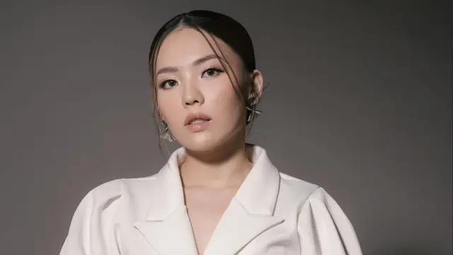 Jesslyn Anastasia, Adik Crazy Rich Surabaya Steven Setiono Menikmati ...