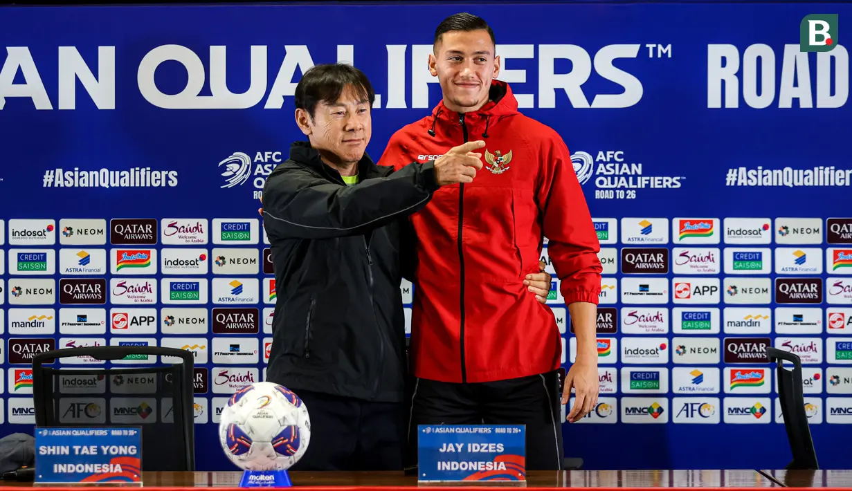 Foto: Momen Jahil Pelatih Timnas Indonesia Shin Tae-yong Ajak Jeje Foto Bareng dengan Jay Idzes ...