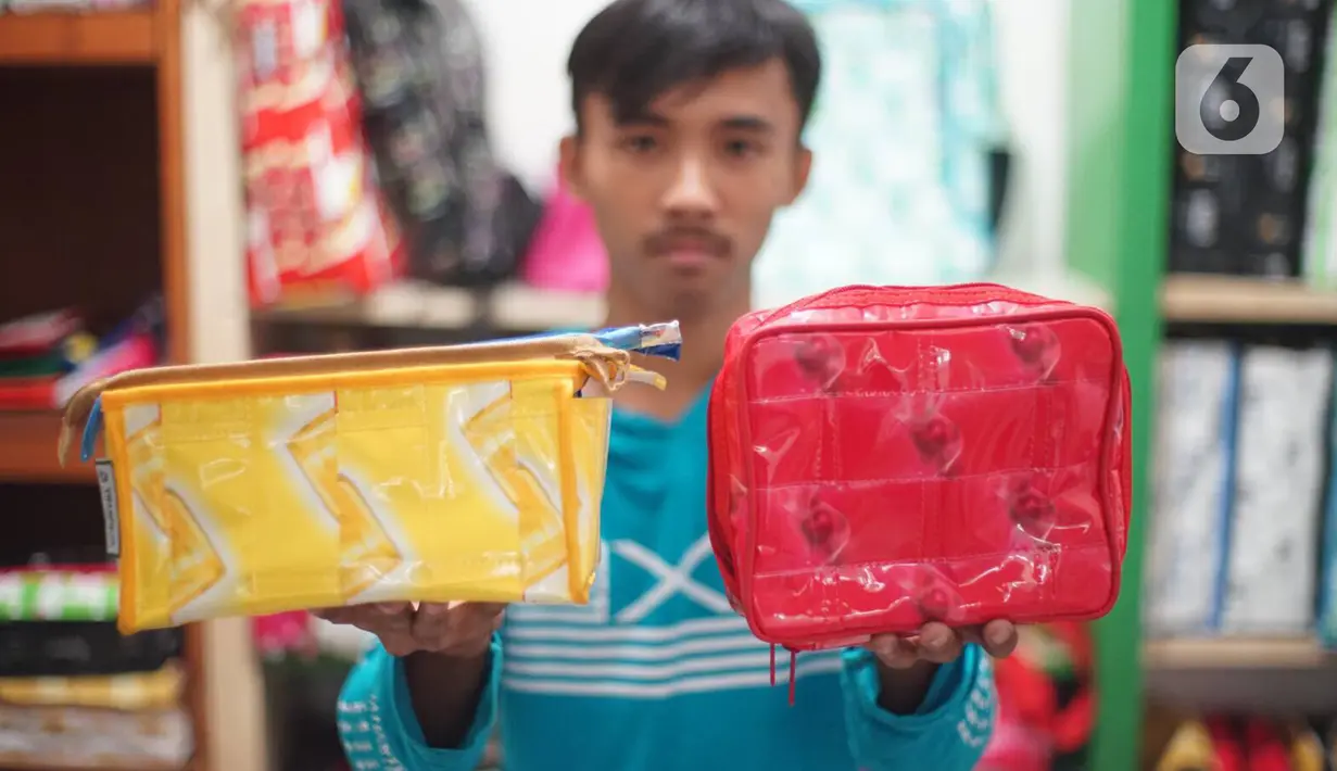 FOTO: Di Rumah Ini, Limbah Plastik Disulap jadi Barang Bernilai ...