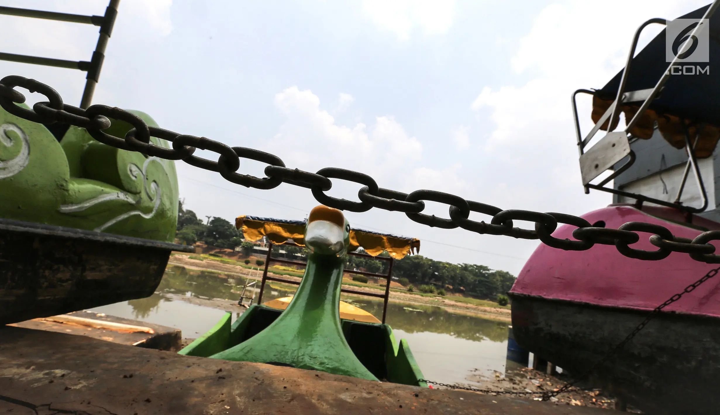 FOTO: Musim Kemarau, Danau TMII Surut dan Mengering - Foto Liputan6.com