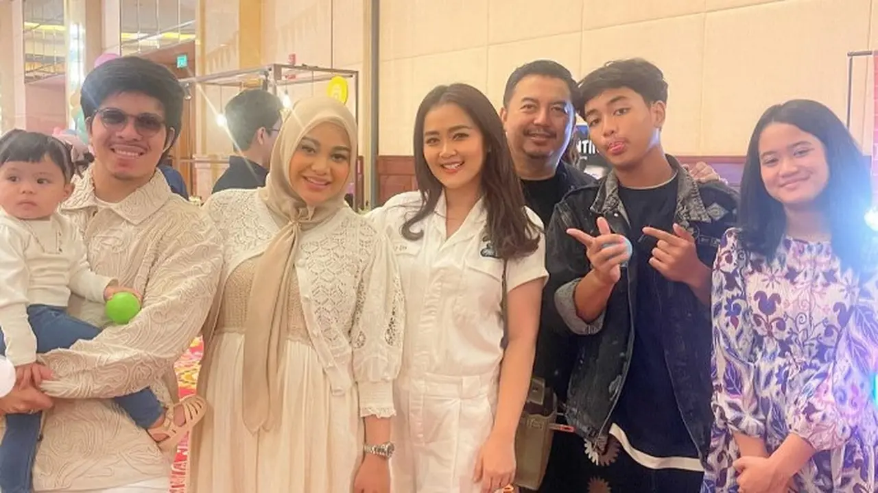OOTD 12 Artis di Ultah Moana ke-1 yang Bertema Summer - Entertainment Fimela.com