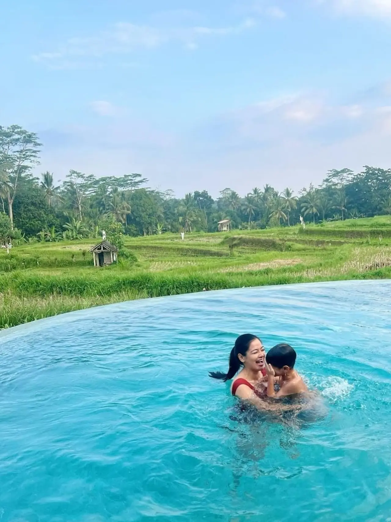 7 Potret Titi Kamal dan Keluarga Liburan di Bali, Bersantai di Pantai ...