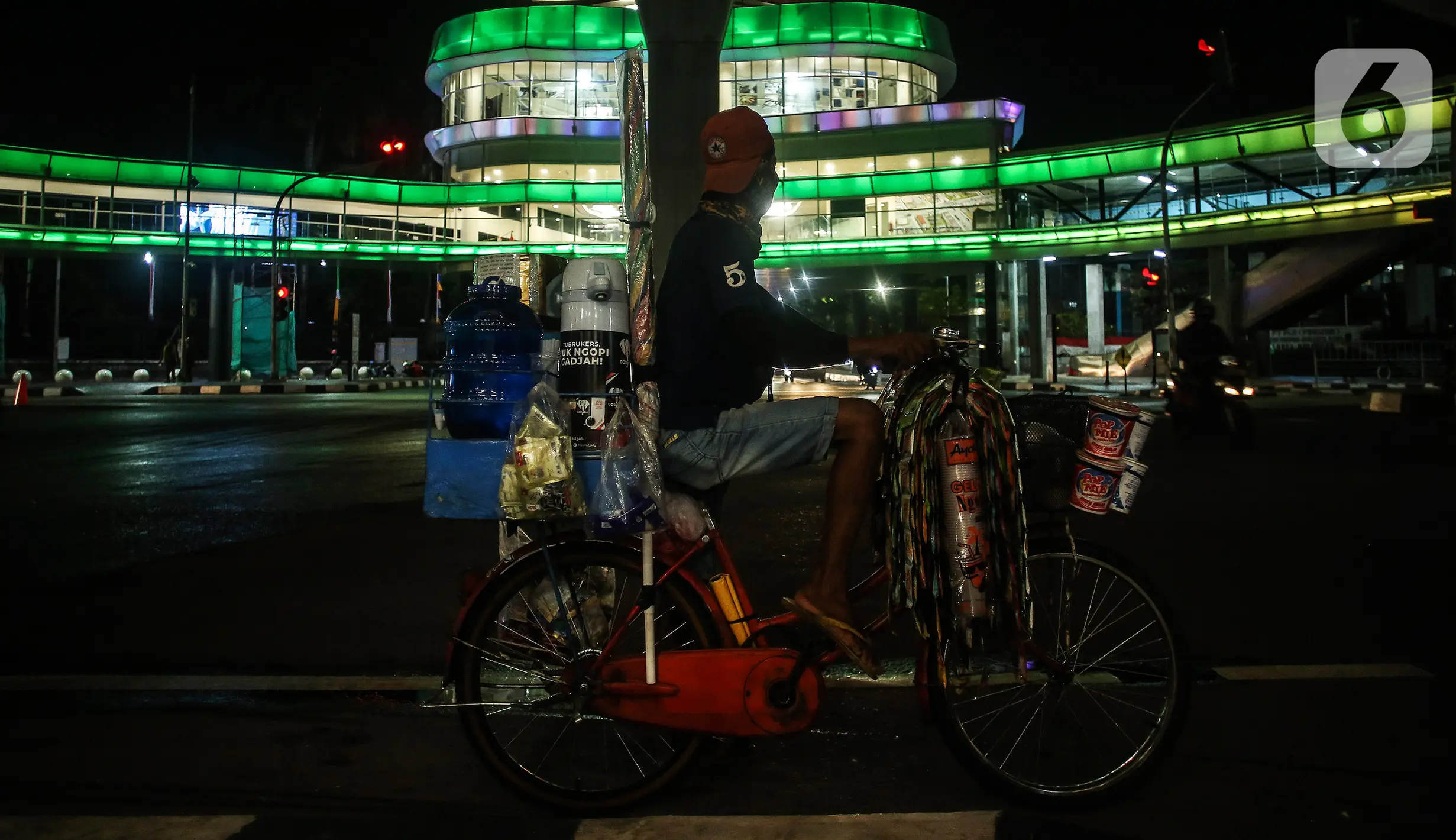 FOTO: Kerlap-kerlip Lampu Skybridge Halte CSW - Foto Liputan6.com