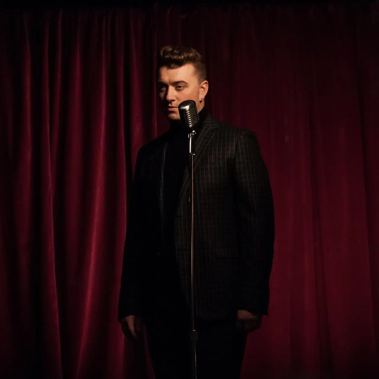 Sam Smith Tampil Nyentrik Saat Manggung di Los Angeles, Pakai Gaun ...