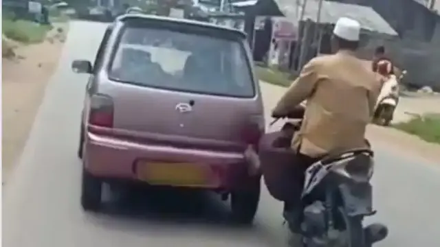 6 Potret Aksi Pemotor Dorong Mobil Mogok Pakai Kaki Ini Bikin Tepuk ...