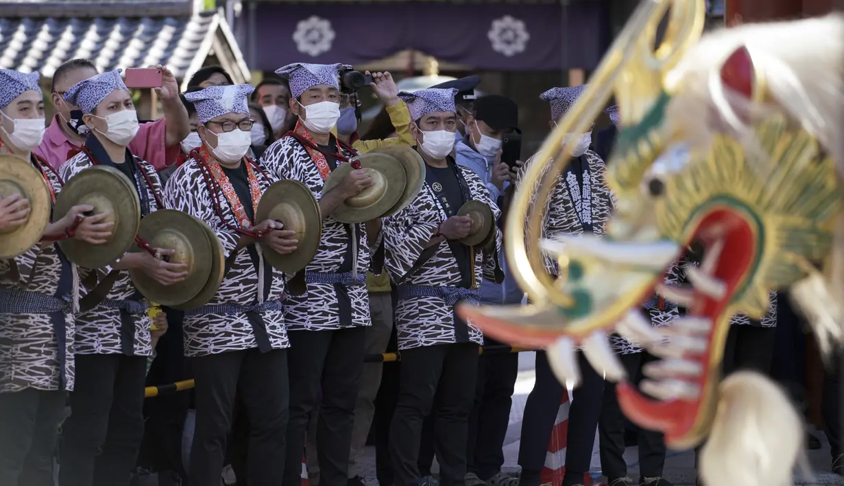 FOTO: Menyaksikan Tarian Naga Jepang di Kuil Sensoji - Foto Liputan6.com