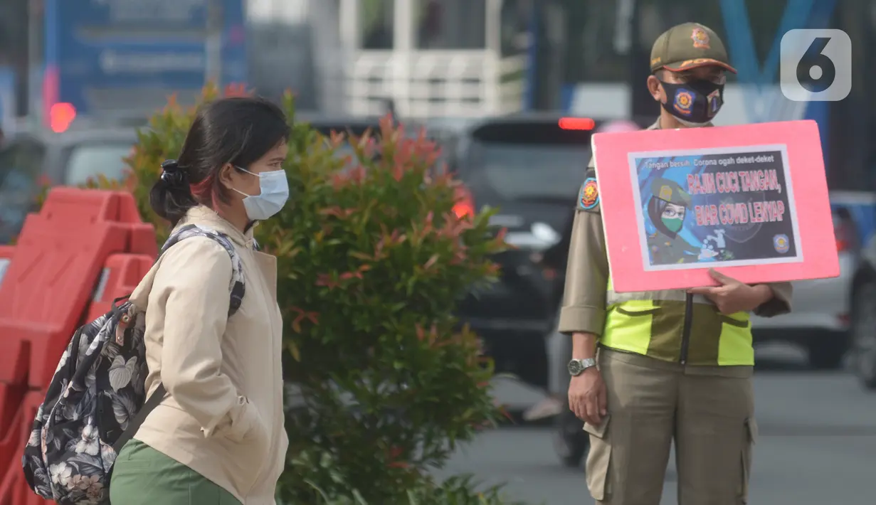 FOTO: Aksi Satpol PP Ingatkan Bahaya COVID-19 - Foto Liputan6.com