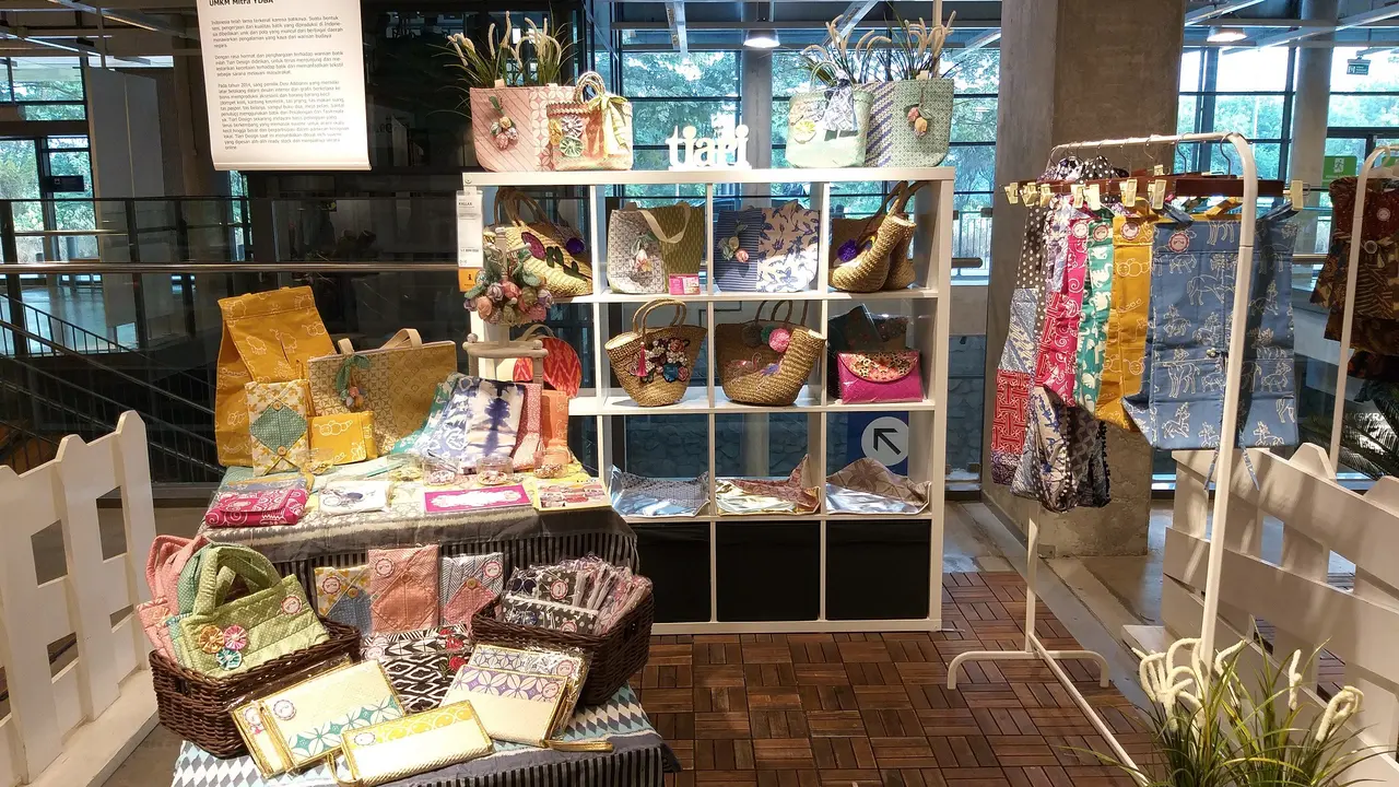 Pesona Batik dan Bordir Karya UKM di Teras Indonesia - Lifestyle ...