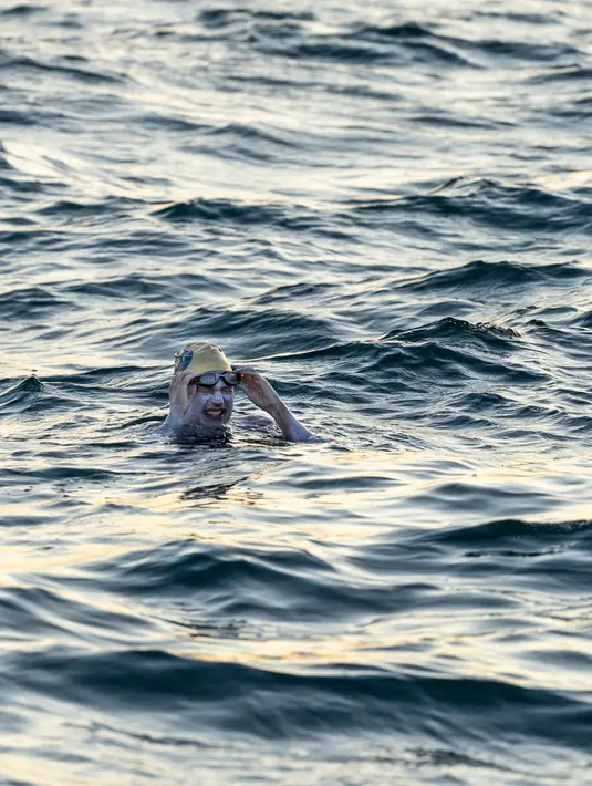 FOTO: Sarah Thomas, Penyintas Kanker yang Berenang di Selat Inggris ...