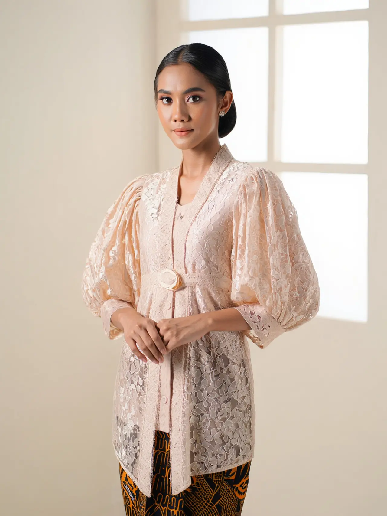 9 Model Kebaya Brokat 2025 Paling Stylish, Pas untuk Acara Resmi dan Kondangan - Hot Liputan6.com