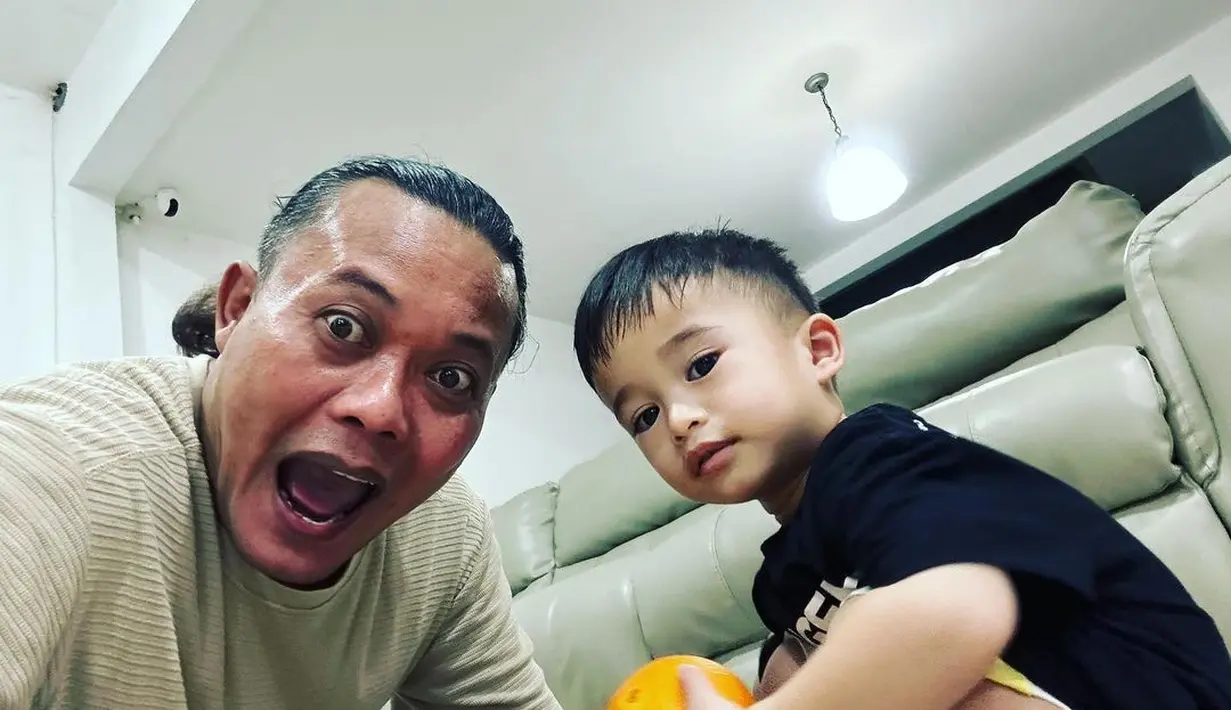 Sule Temu Kangen dengan Adzam, Lucu dan Menggemaskan Sudah Bisa Gaya Depan Kamera - Photo Fimela.com