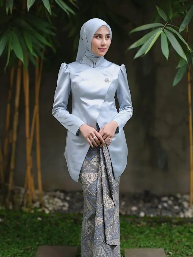 7 Model Kebaya Syahnaz Sadiqah, Inspirasi Busana Anggun ala Istri Pejabat - ShowBiz Liputan6.com