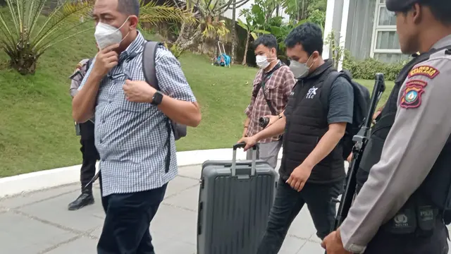 Penyidik KPK Bawa 2 Koper Besar Usai Geledah Rumah Mewah Andhi Pramono di Batam - Regional ...