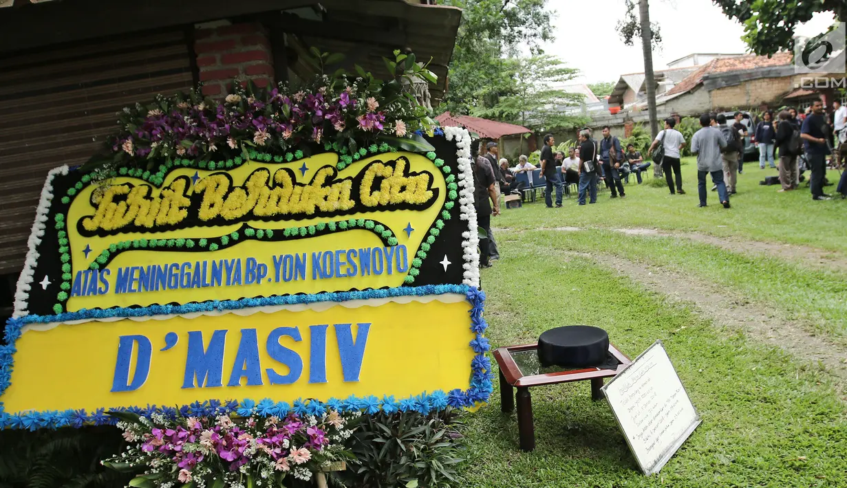 FOTO: Yon Koeswoyo Meninggal, Ada Karangan Bunga dari Jokowi dan ...