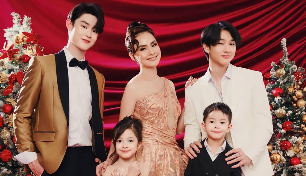 Gaya Pemotretan Keluarga Gabriel Prince, Ibunya Tampil Awet Muda - Foto ...