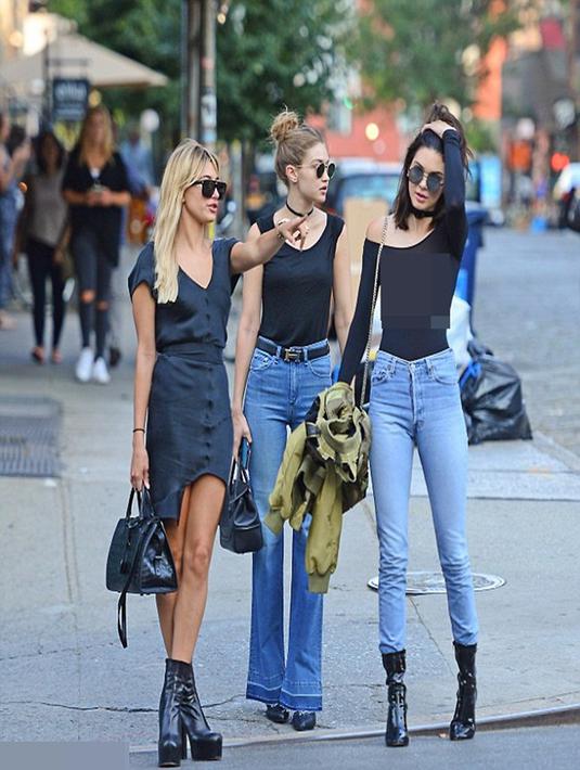 Merasa Tak Canggung, Kendall Jenner Pamer Tindik Puting Payudara ...