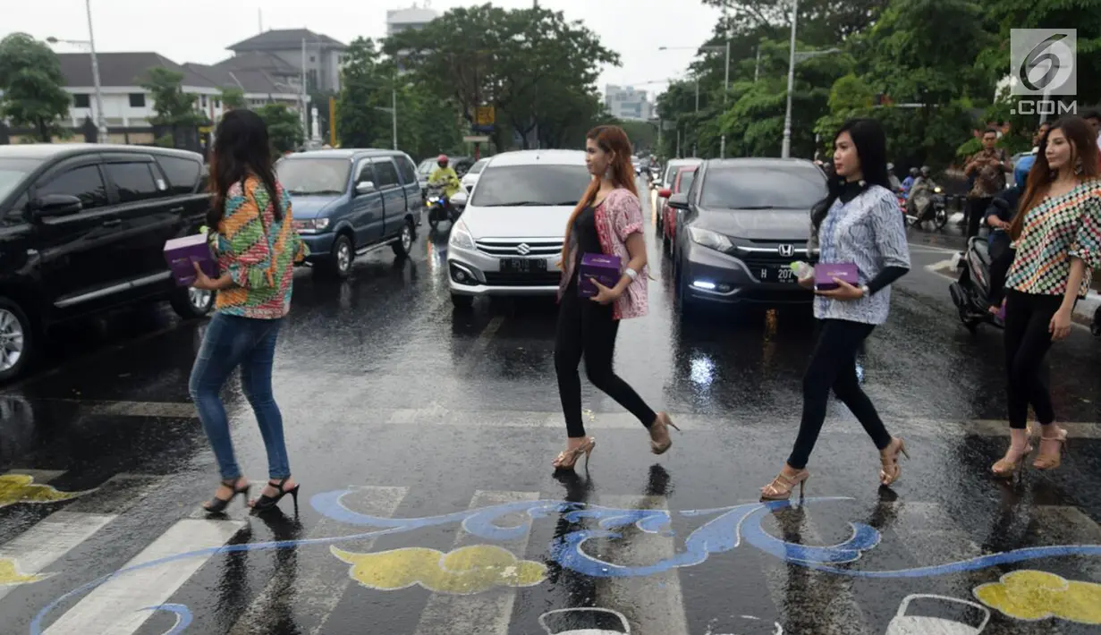 FOTO: Lenggak-lenggok Para Model Saat Berbagi Takjil di Semarang - Foto ...