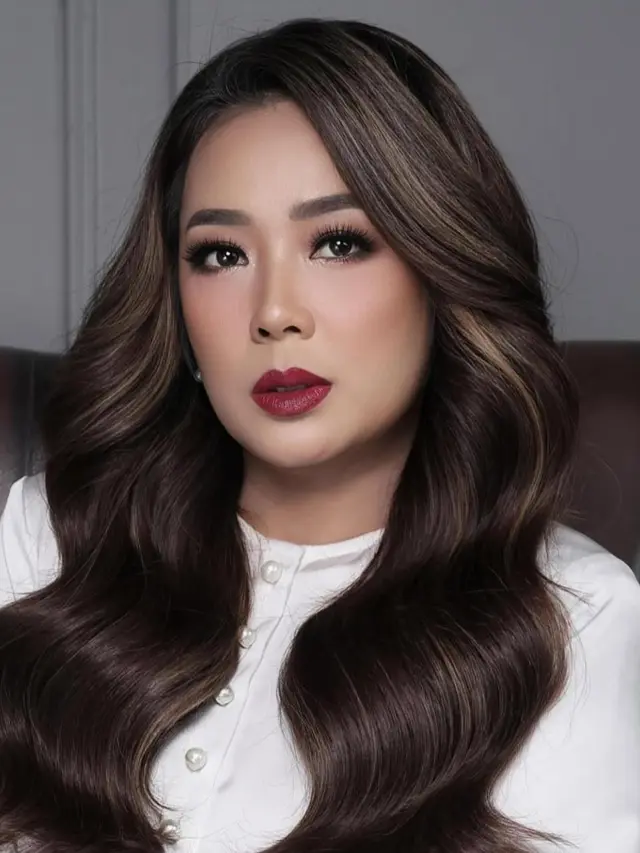 5 Penampilan Soimah dengan Gaun Putih dan Rambut Terurai Panjang ...