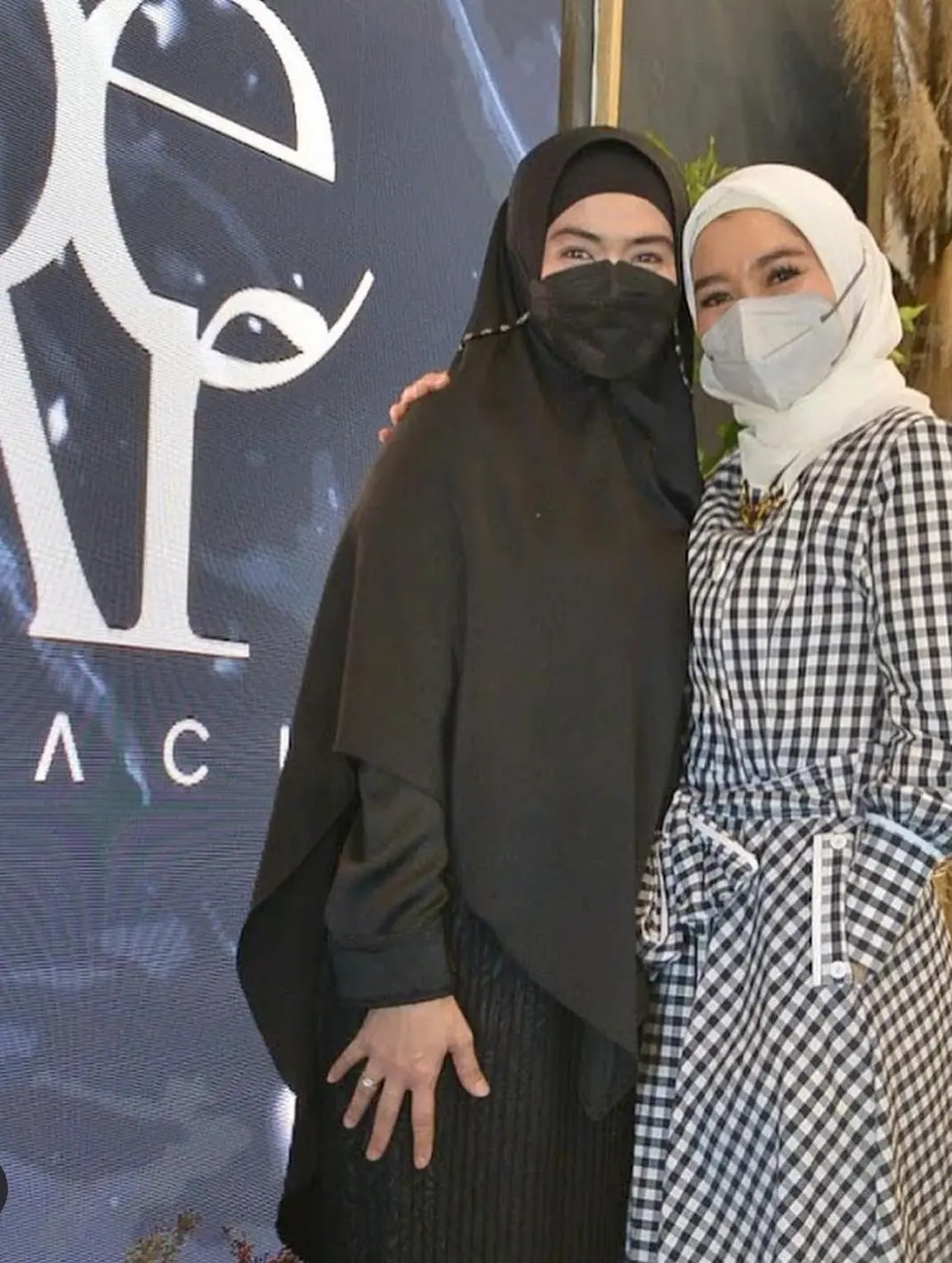 7 Potret Terbaru Yulia Rachman, Kini Berpenampilan Syar'i dan Terjun ke ...