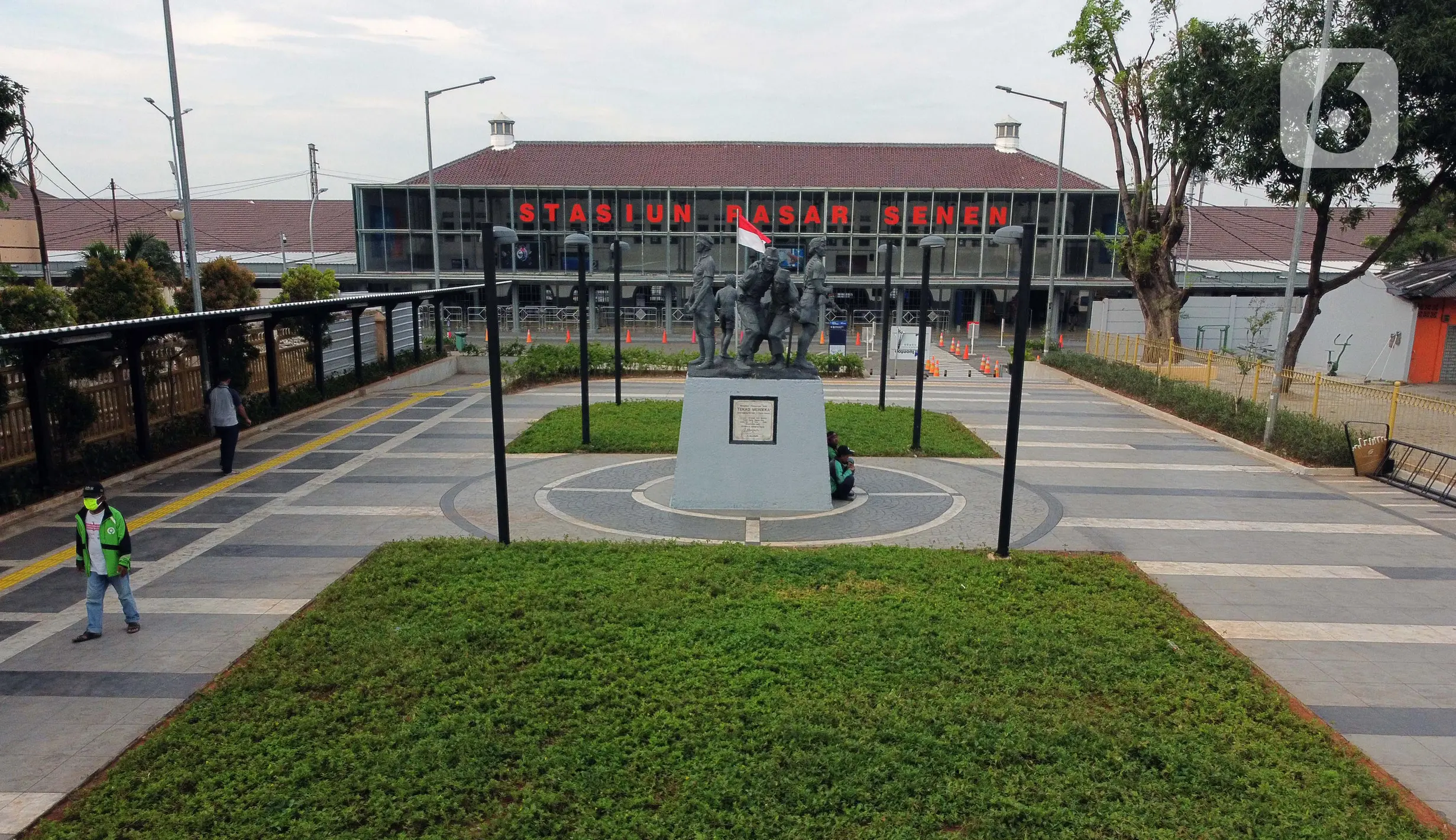 FOTO: Tampilan Baru Pedestrian Stasiun Pasar Senen Pasca Renovasi ...