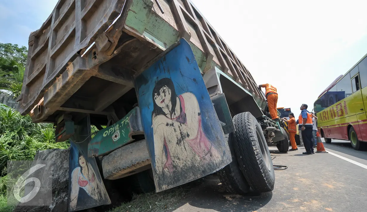 Petugas Evakuasi Truk Tabrak Tiang Rambu Petunjuk Arah di Tol - Foto ...