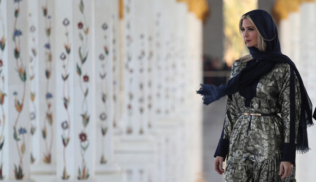 FOTO: Penampilan Ivanka Trump Sambangi Masjid Terbesar di UEA