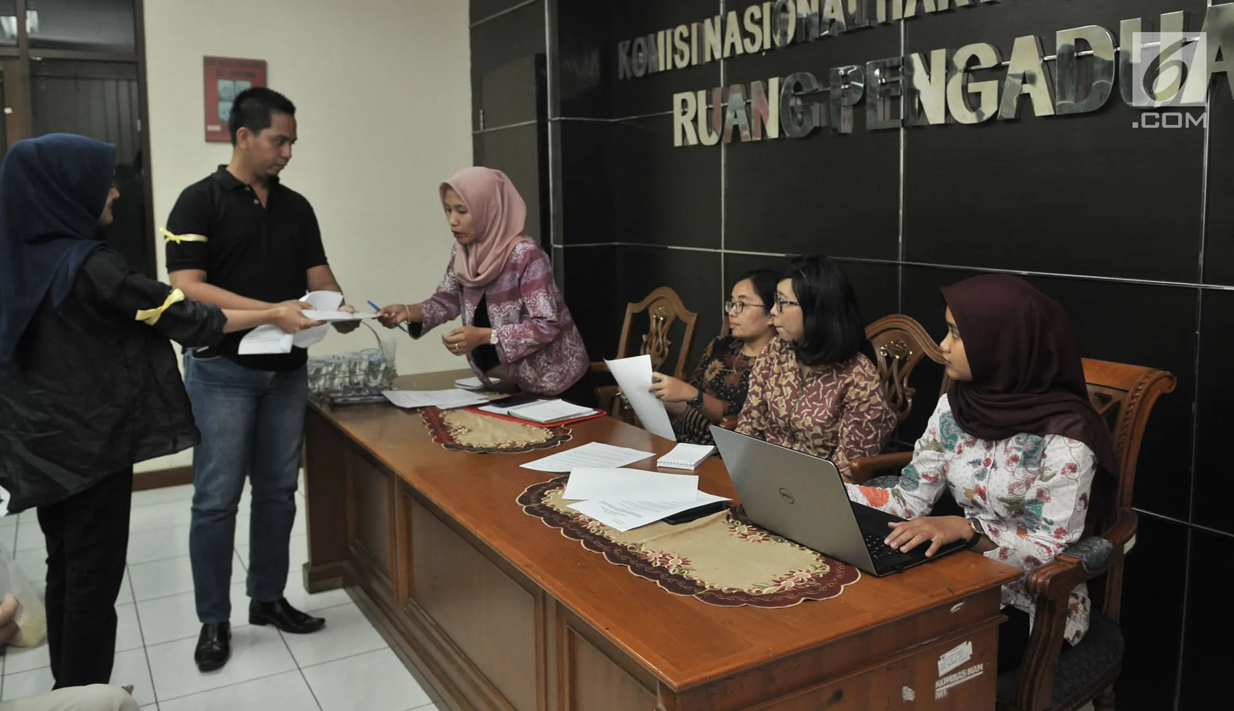 FOTO: Gerakan Pita Kuning Desak Komnas HAM Usut Meninggalnya Ratusan ...