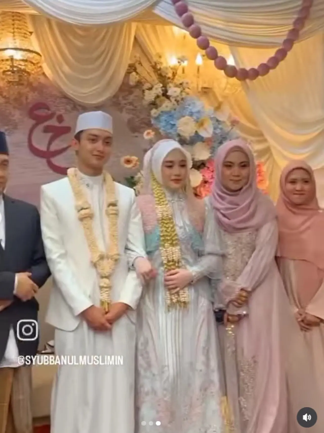 6 Potret Pernikahan Gus Azmi dan Khansa Mariska, Sederhana Penuh ...
