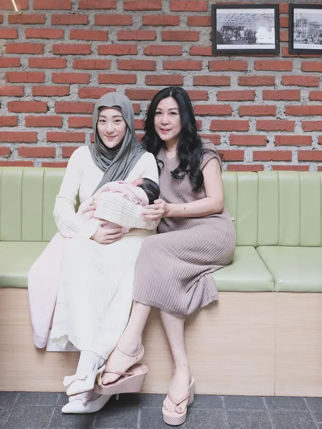 6 Potret Ibunda Larissa Chou Momong Baby Alesha Sang Cucu, Dipuji Awet ...