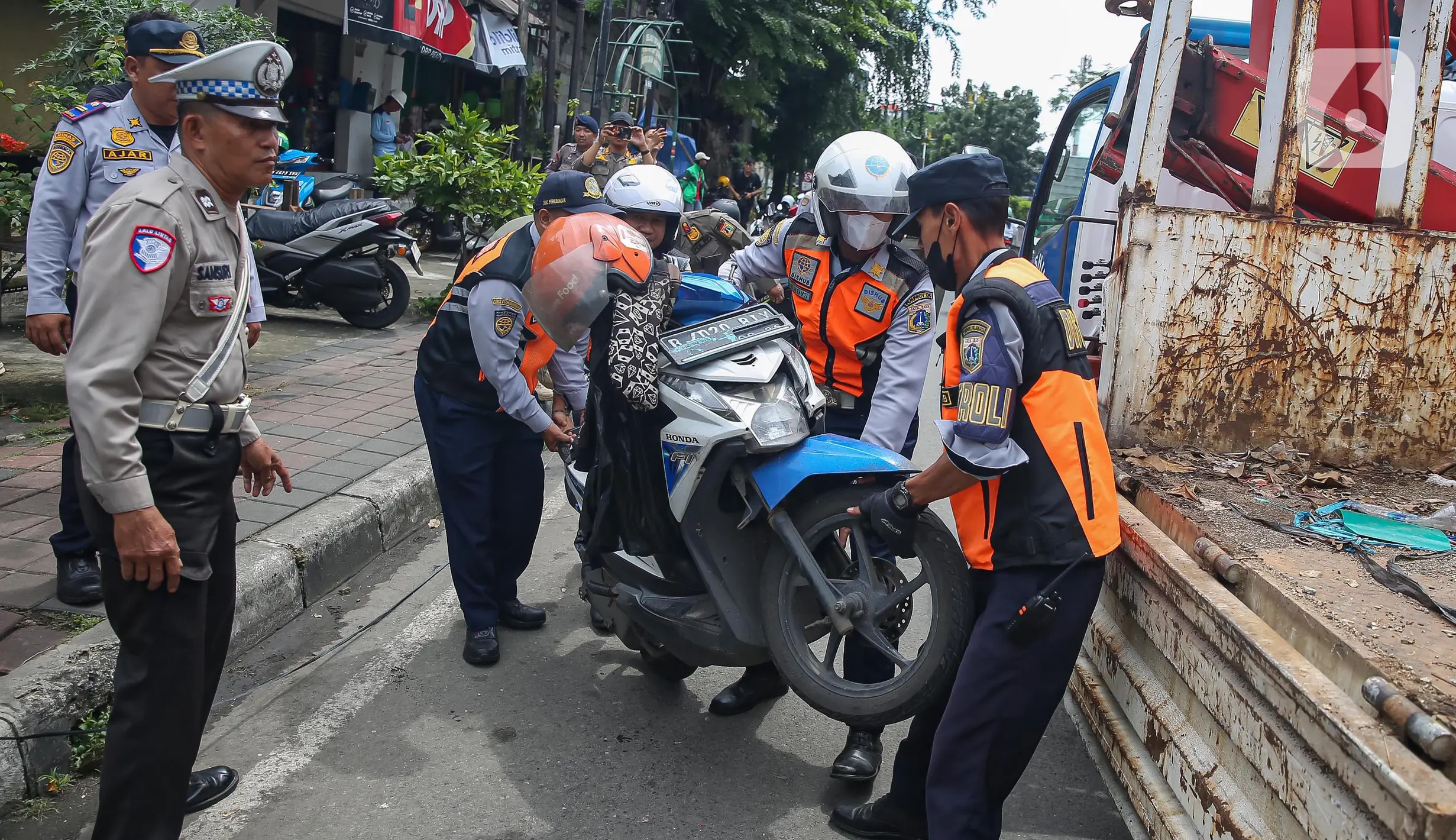 Puluhan Kendaraan Roda Dua Terjaring Operasi Penertiban Parkir Liar - Foto Liputan6.com