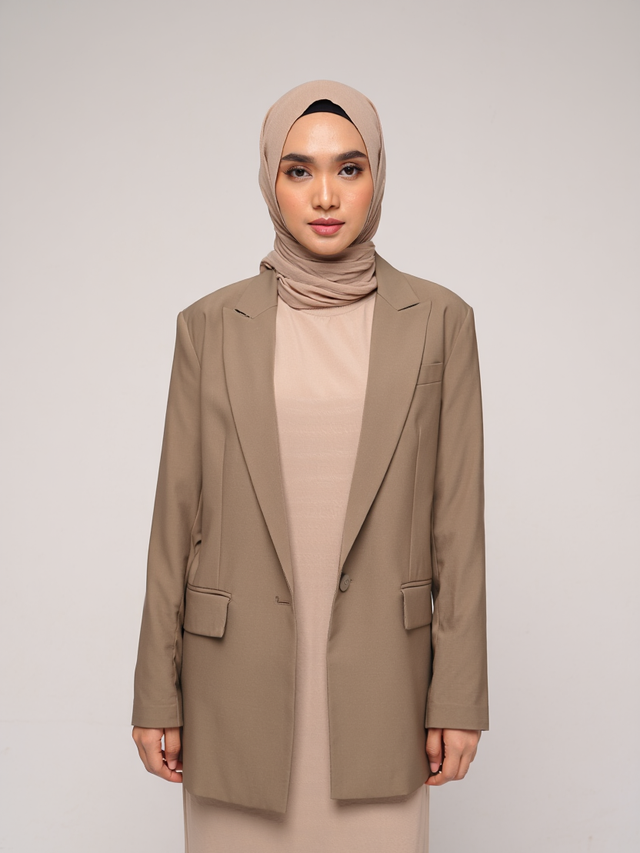 9 Model Gamis Jersey Sederhana dengan Outer Blazer, Inspirasi Gaya Modern