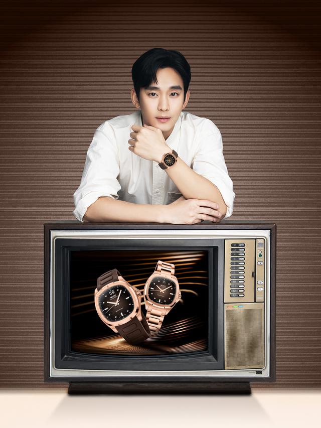 Kim Soo Hyun Memperkenalkan Jam Tangan yang Terinspirasi Desain TV Jadul