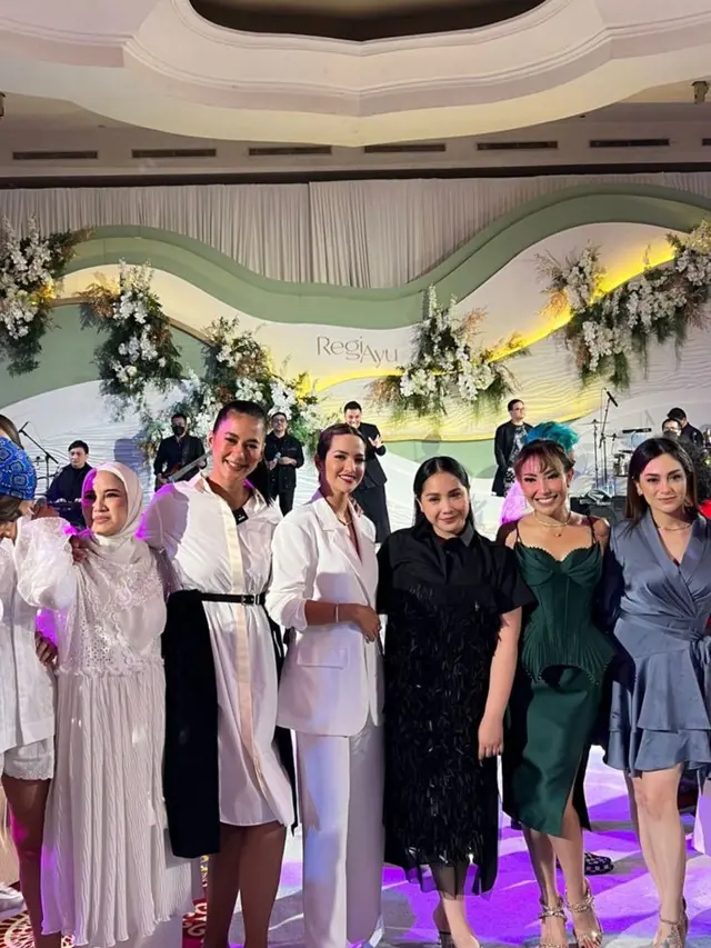 Bertabur Bintang, Ini 6 Potret Pesta Anniversary Pernikahan Ayu Dewi ke ...